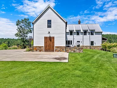 10 Must-Have Features of a Barn Wedding Venue - The Barn at Smith Lake